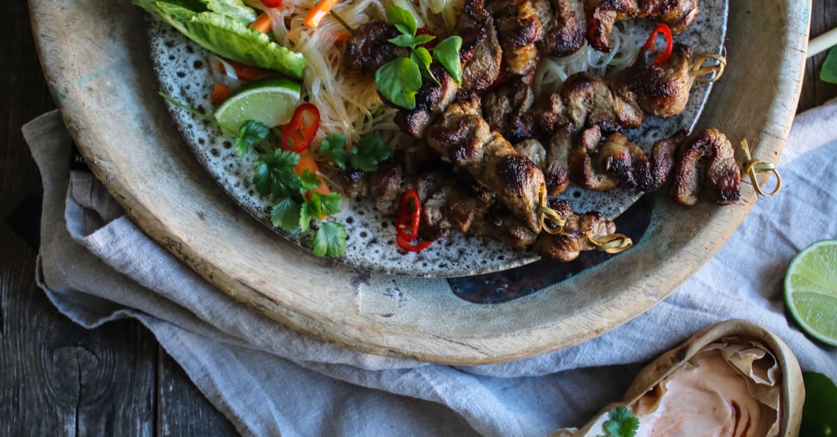 Grillade karréspett med smak av citrongräs och krispig nudelsallad