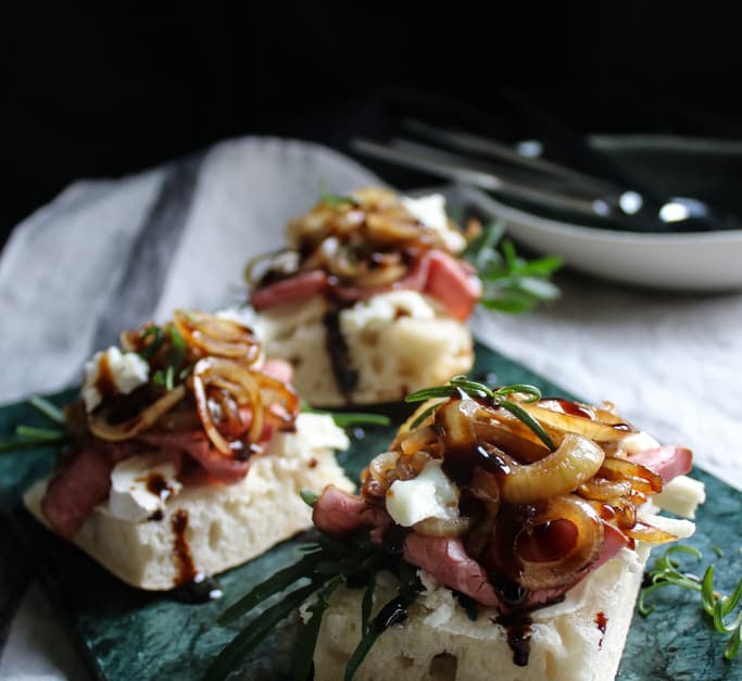 Fluffig focaccia med rostbiff och getost