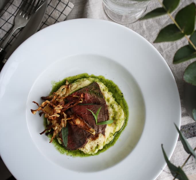 Helstekt rostas på smörad palsternackspuré