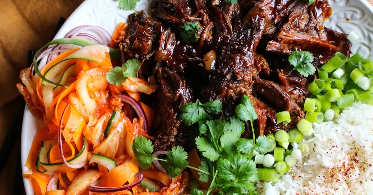 Koreansk långbakad högrev med ljuvlig sås, ris och kimchisallad