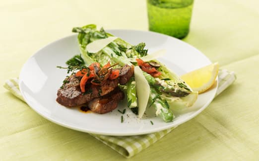 Grillad fläskkarré med caesarsallad och sparris