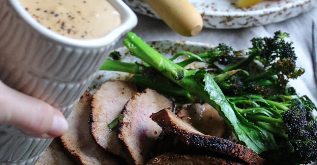 Grillad pluma med vitlök och örter serveras med pepparsås och potatiskaka