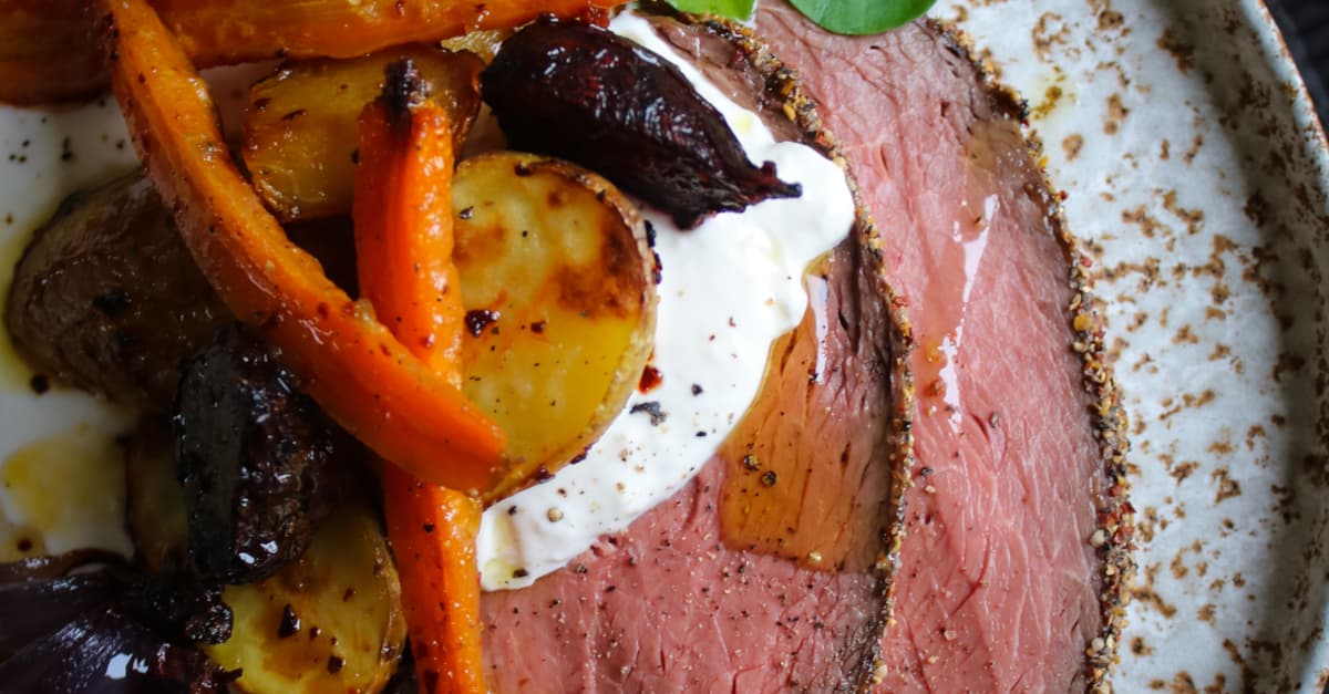 Varm rostbiff med chilirostade rotsaker och pepparrotsdressing