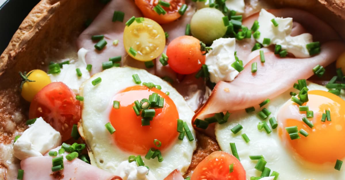 Dutchbaby pannkaka med ost, skinka och örter - Scan Sverige Foodservice