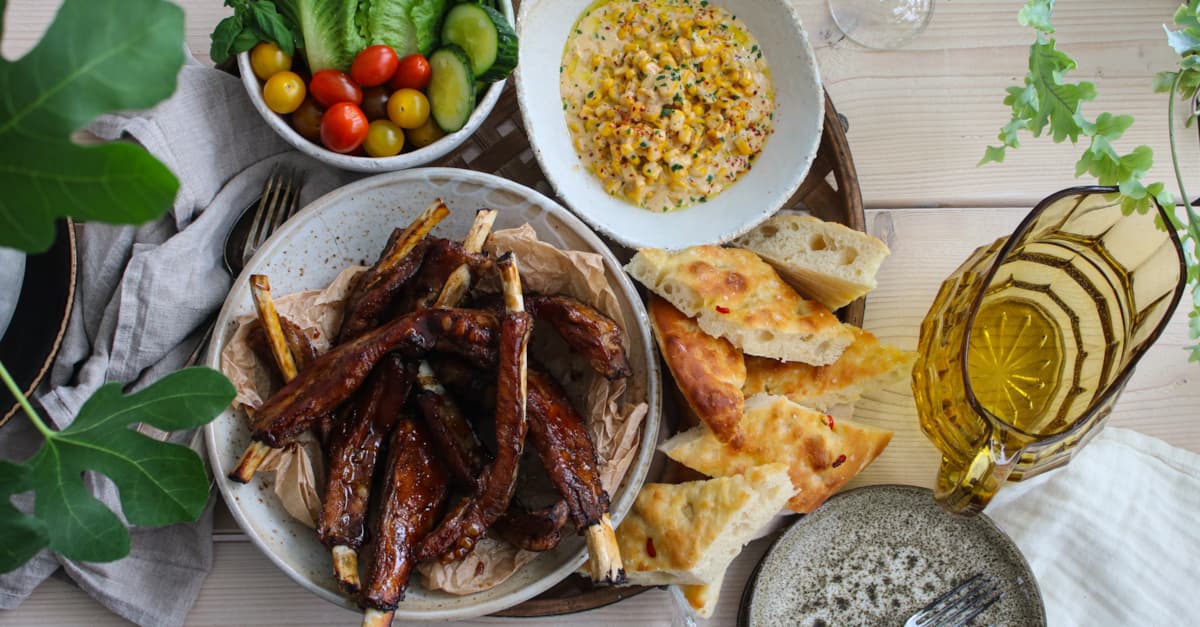 Klibbiga spareribs med honungsglaze och flatbread - Scan Sverige ...