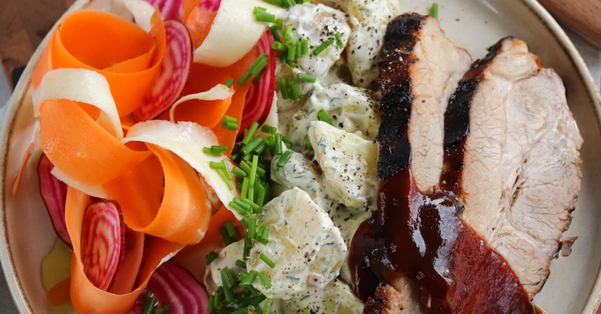 Tre-i-ett-glace grillad karré med potatissallad och syrlig rotfruksallad